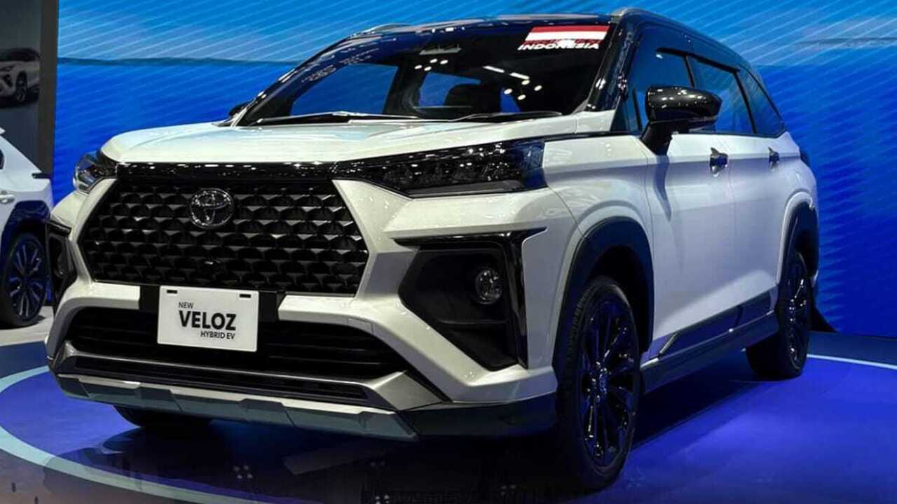 Debut di GJAW 2025, Toyota Veloz HEV Hadir dengan Empat Varian Termasuk ...