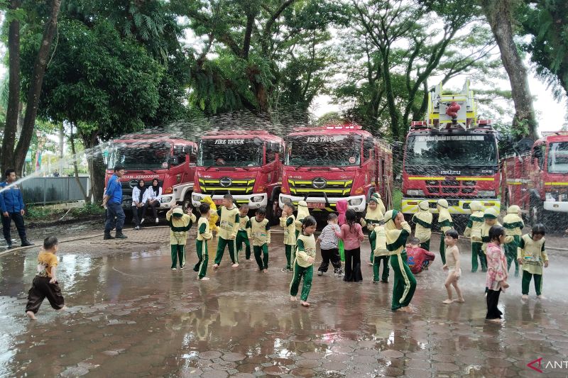 Damkar Palembang Edukasi Teknik Keselamatan Bagi Siswa